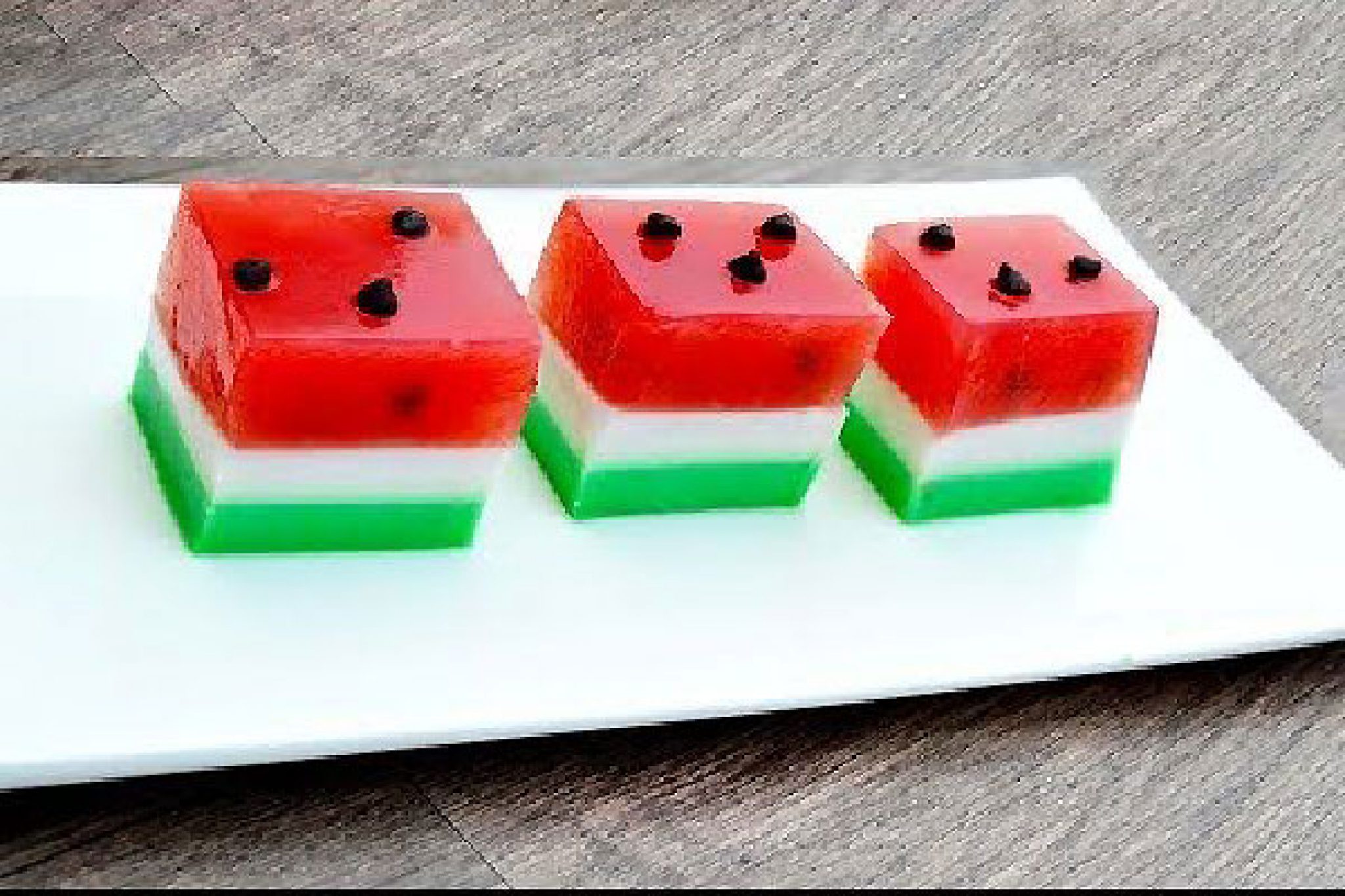 طرز تهیه ژله هندوانه راحت و جدیدترین ایده‌ها برای شب یلدا انگیزه